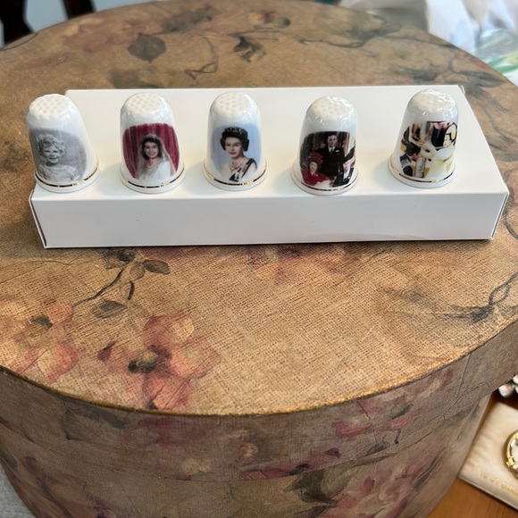 Heirloom Edition’s | Other | Vintage Commemorative Thimble Set Queen ...